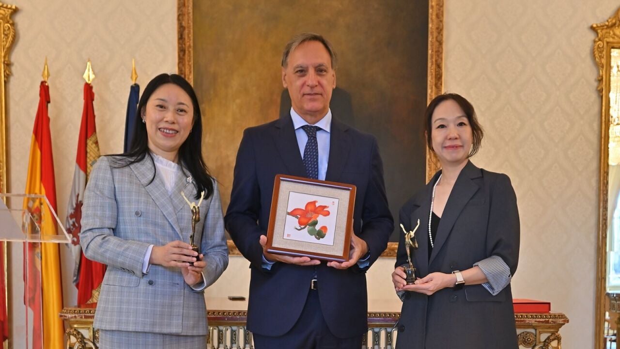La empresa china Guangdong Textiles se interesa por la diseñadora ...