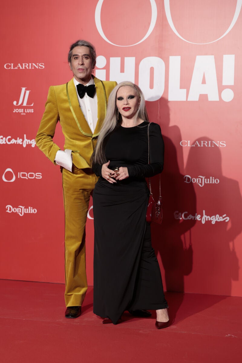 Alaska presume de nueva imagen con el eterno vestido negro que nunca ...