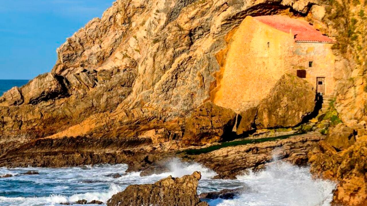 La ermita cántabra enclava en medio de un acantilado y que lleva siglos ...