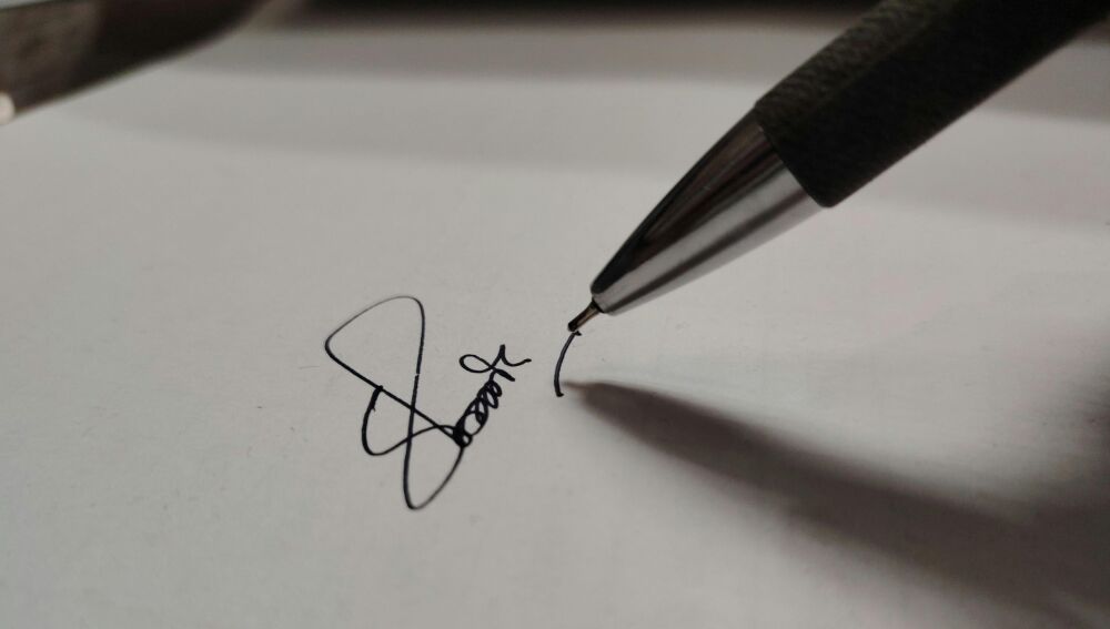 Qué significa si una persona subraya su nombre en la firma, según la ...