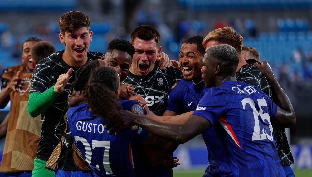 Chelsea sobrevive a la tormenta y a Di María, y arrolla al Benfica en ...