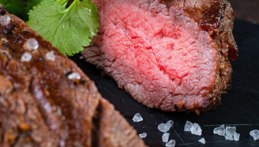 El ingrediente de cocina que debes echar al carbón de la barbacoa