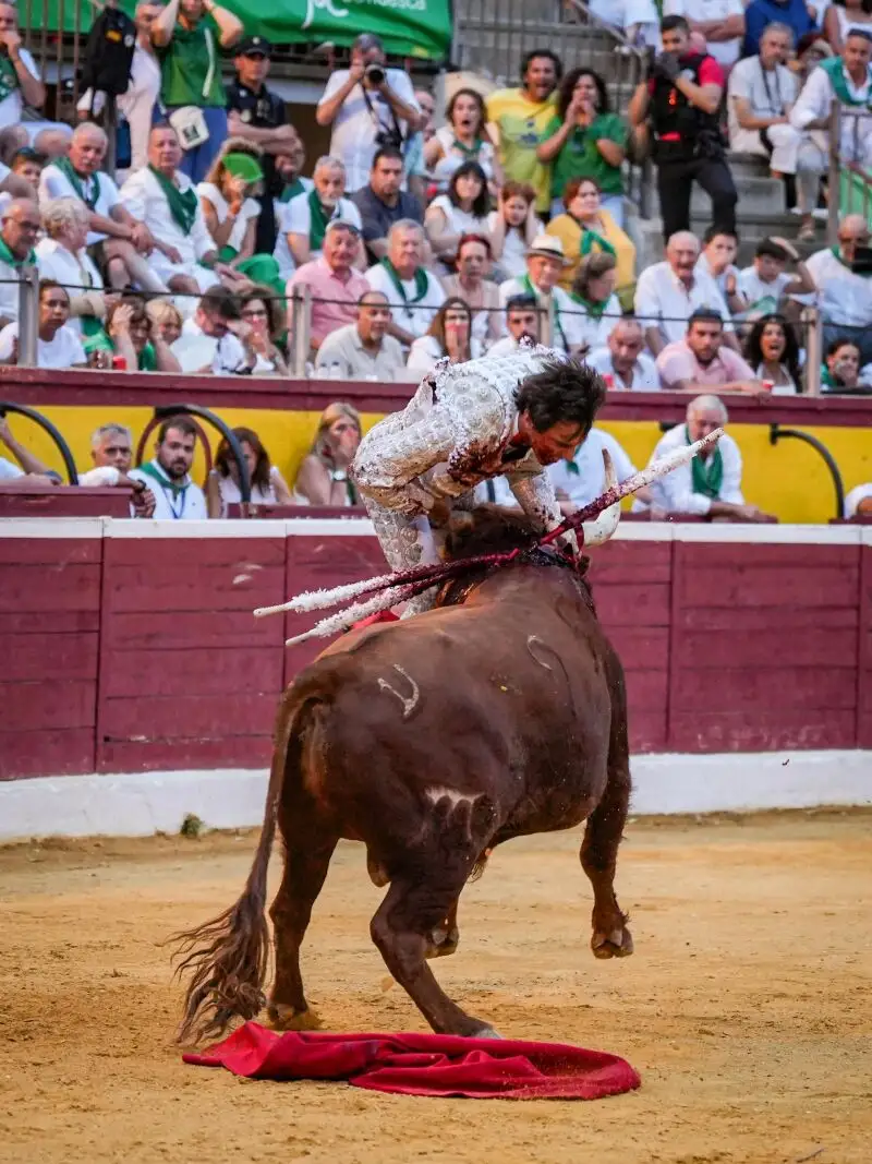 Roca Rey desafía al peligro en Huesca y sufre dos espeluznantes cogidas