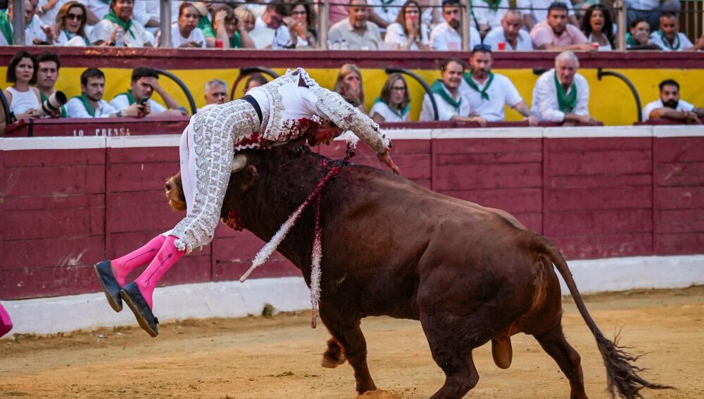Roca Rey desafía al peligro en Huesca y sufre dos espeluznantes cogidas