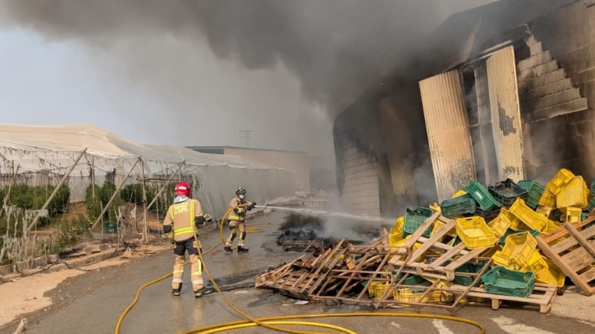Bomberos extinguen un incendio en una nave industrial en Águilas (Murcia)
