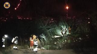 Los bomberos trabajan en la extinción de un incendio forestal en la ...
