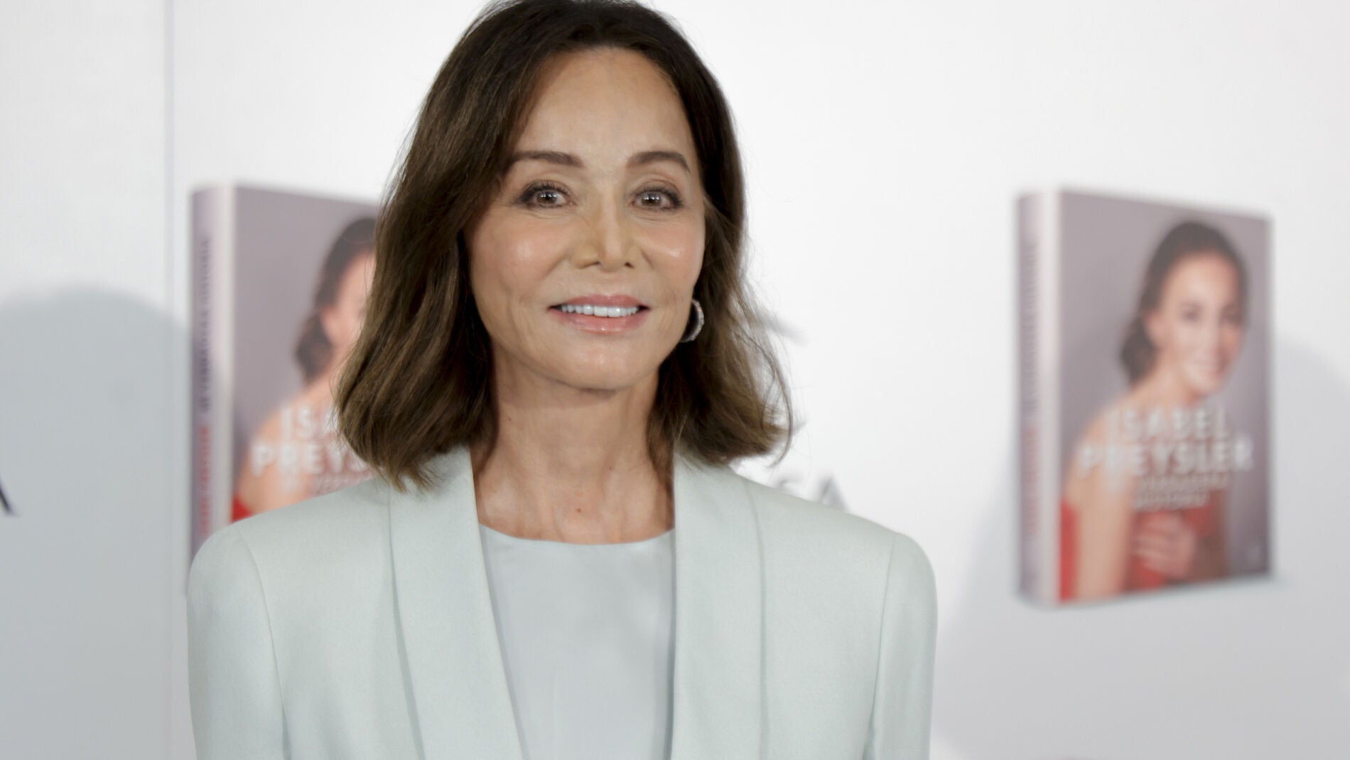 Isabel Preysler presenta sus memorias con el traje más elegante y ...