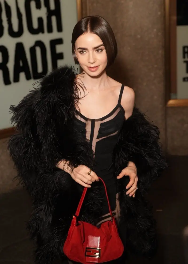 Lily Collins en Nueva York: el vestido transparente que anticipa el ...