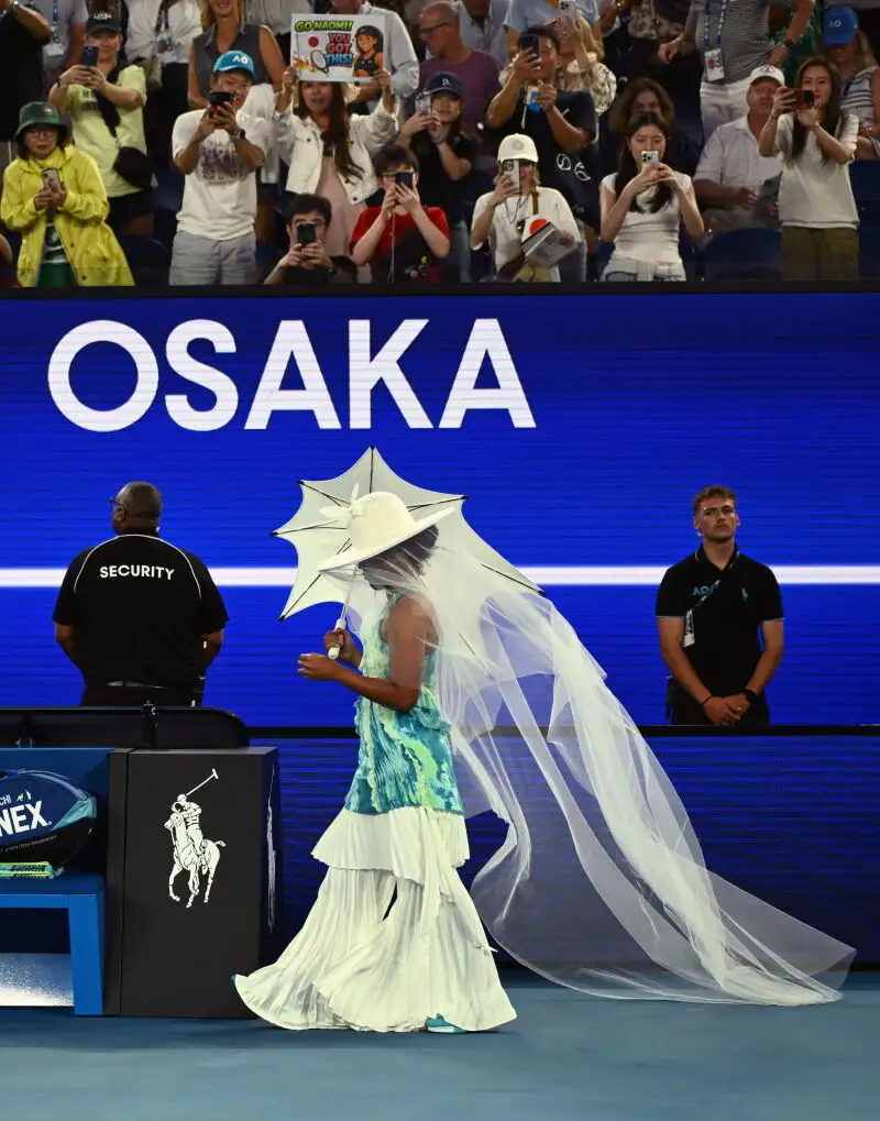 Naomi Osaka convierte el tenis en pasarela: el look de medusa que marca ...