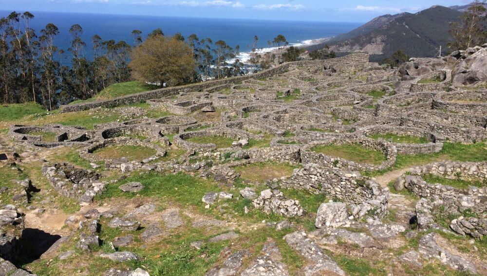El último balcón de Galicia al Atlántico: fortalezas, castros y una ...