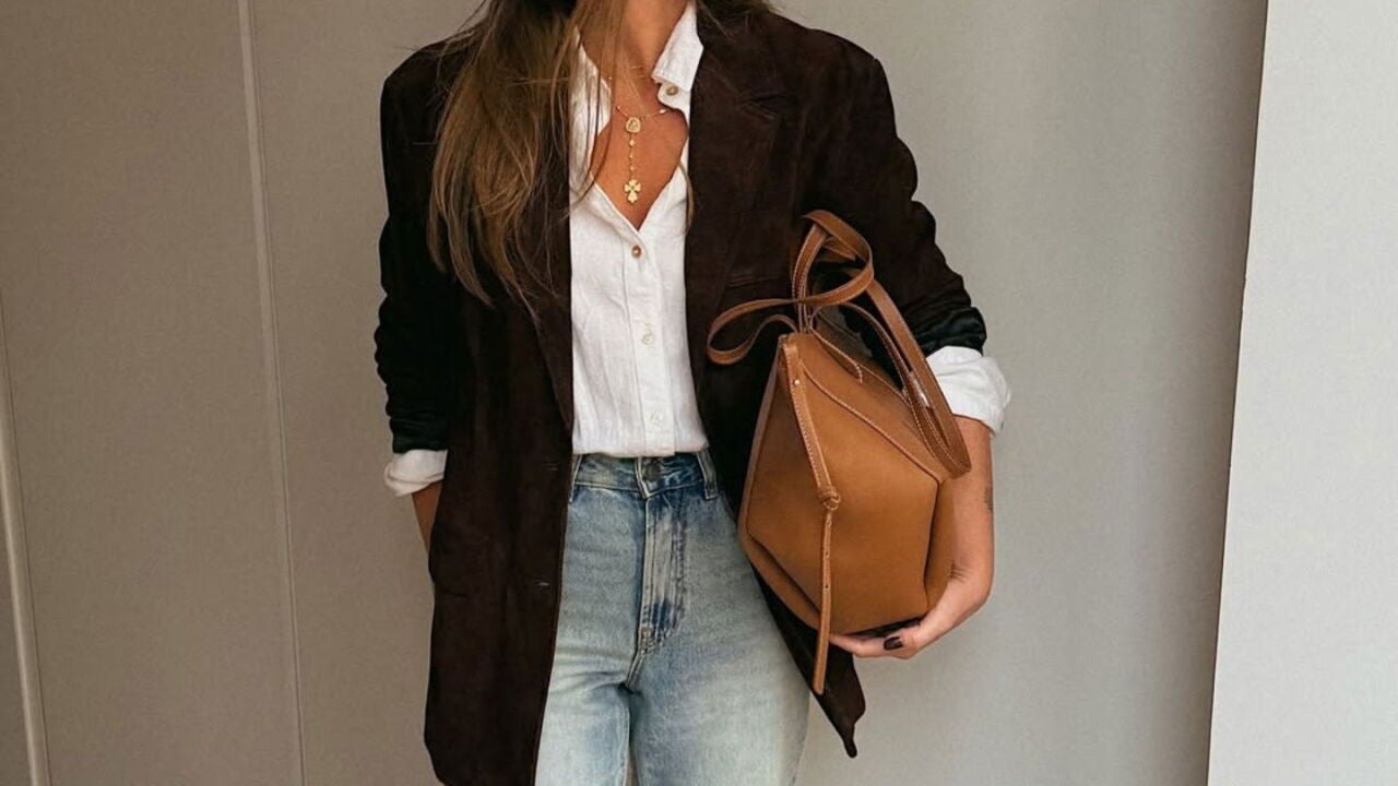 Adiós a la americana negra: la blazer marrón chocolate toma el relevo ...