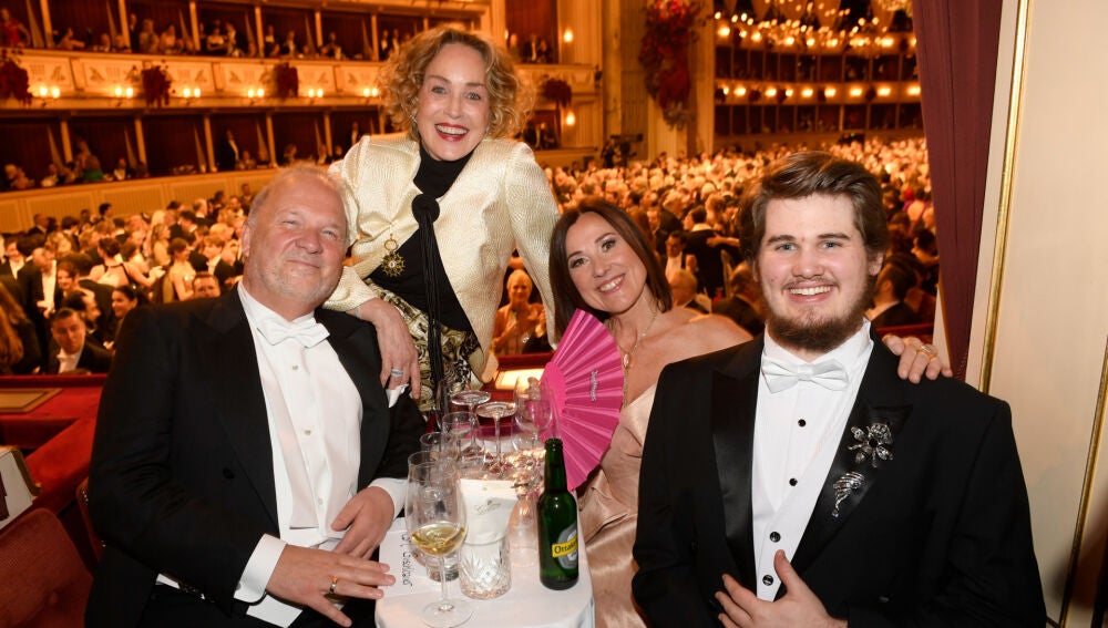 Gran susto en el baile de la Ópera de Viena: Sharon Stone sufre un ...