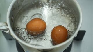 Por qué no debes tirar el agua que sobra después de hervir los huevos y ...