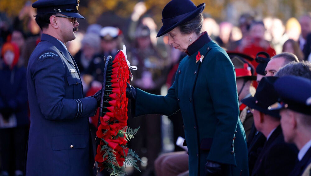 La Princesa Ana encabeza al amanecer el Día de Anzac: origen y ...