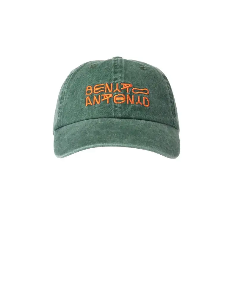 Zara y Bad Bunny desatan la locura con “Benito Antonio”: la gorra viral ...