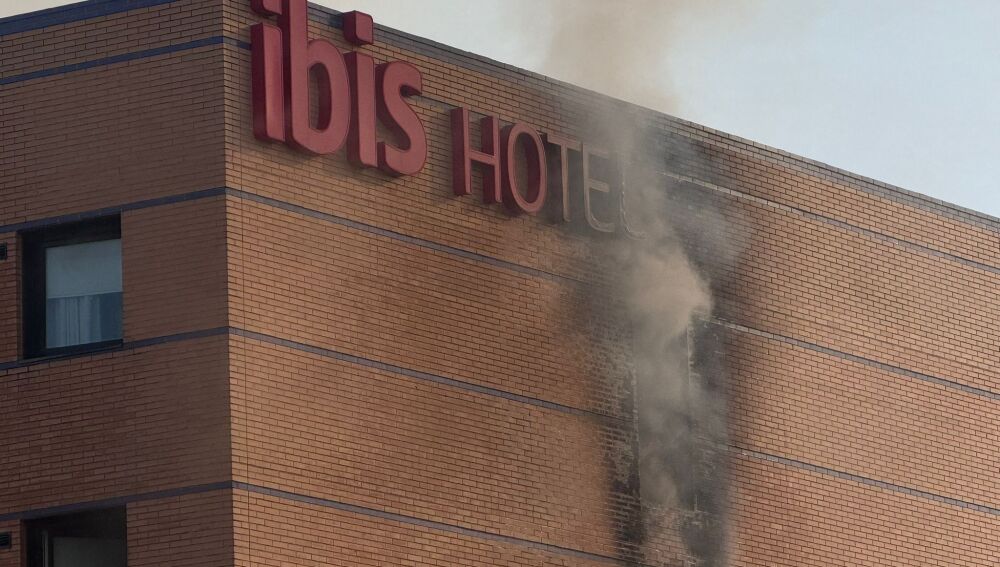 El incendio del hotel Ibis de Málaga se reaviva y alcanza la última planta