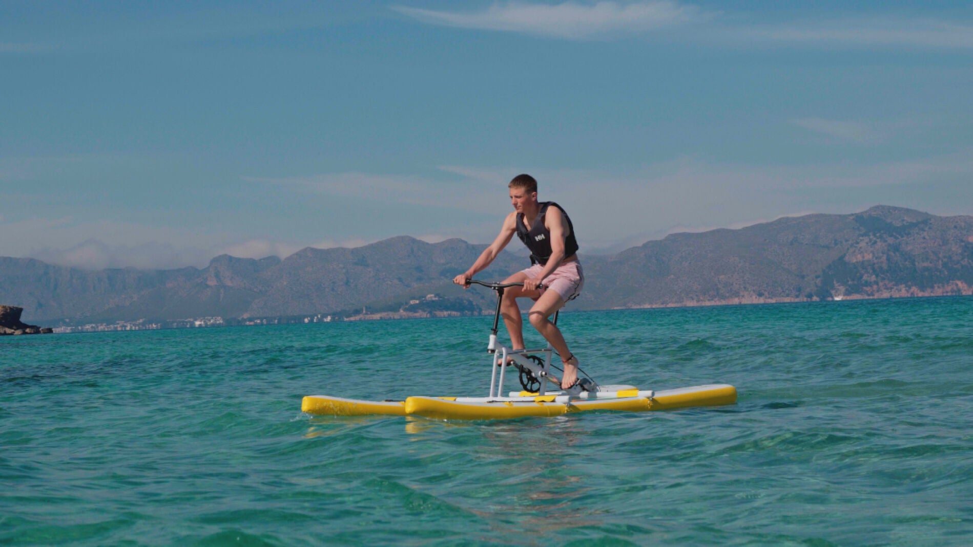 El curioso deporte acuático que llega a Mallorca: bicicletas para ...