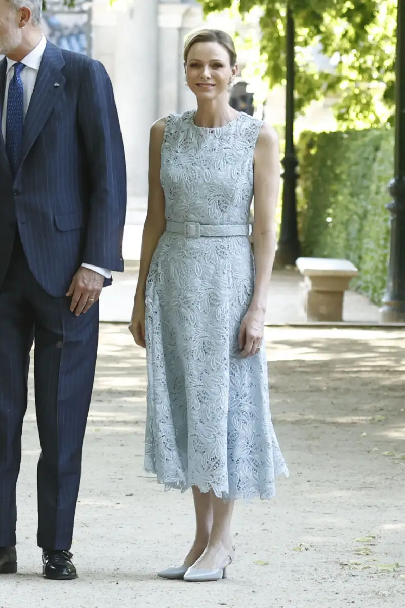 Charlène de Mónaco vuelve a casa con el vestido de flores que parece ...