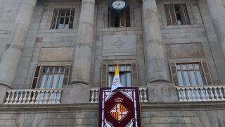 Barcelona iza, entre críticas, la bandera del Vaticano en el Ayuntamiento