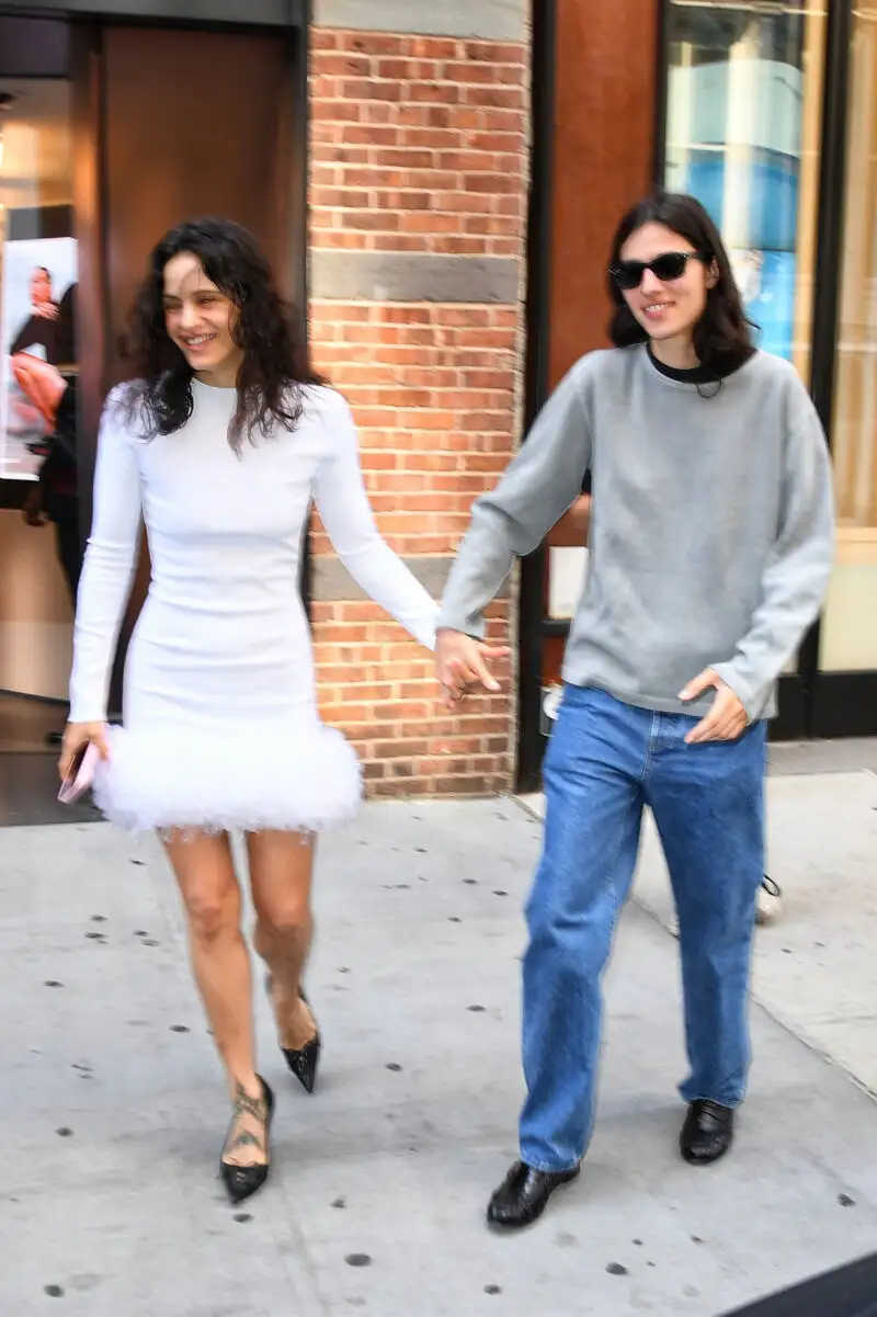 Rosalía cambia el vestido transparente por el minivestido blanco más ...
